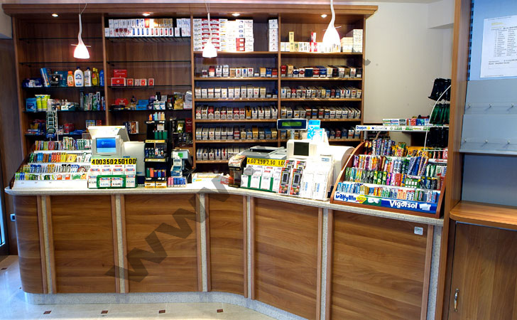 Arredo / Allestimenti tabaccheria - Articoli da regallo - lotto roma